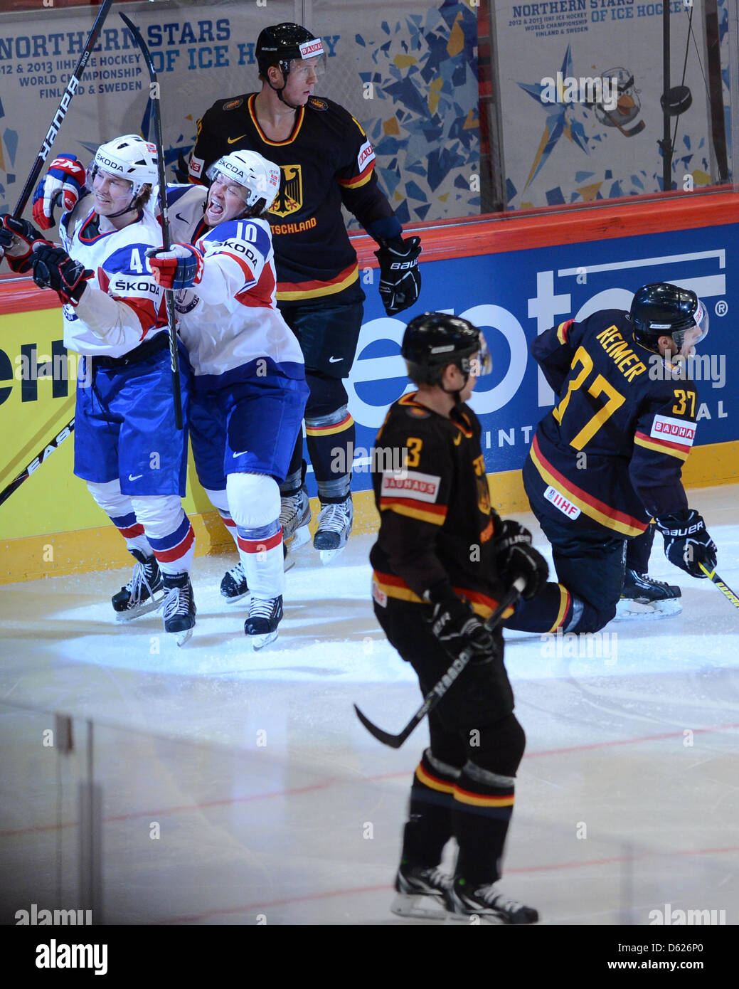 Norway's Mathis Olimb (l) and Lars Erik Spets (2.v.l) cheers after ...