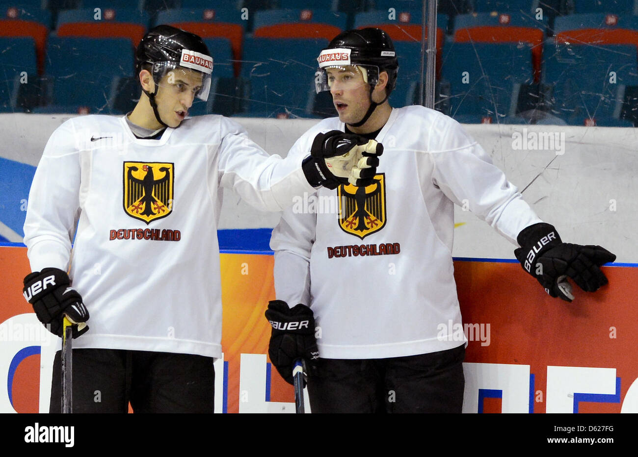 Germany's Marcel Goc (l) and Marcus Kink seen during the training ...