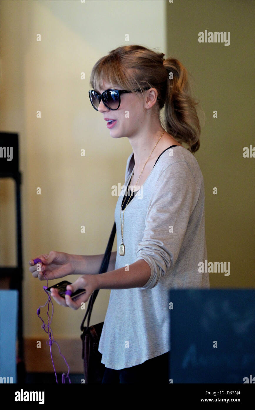 Taylor Swift gets a coffee at Starbucks in West Hollywood Los Angeles ...