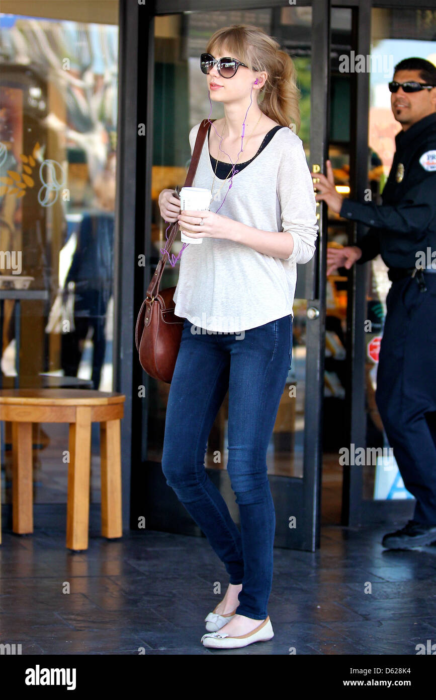 Taylor Swift gets a coffee at Starbucks in West Hollywood Los Angeles ...