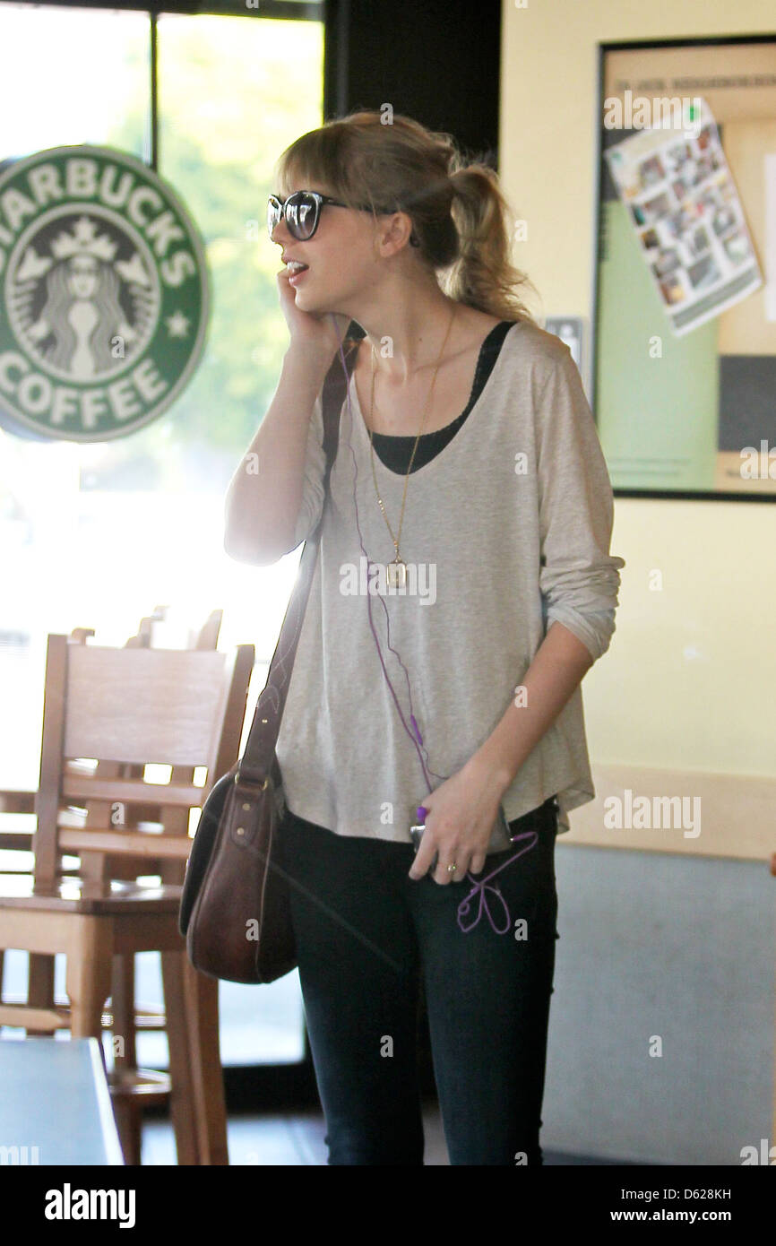 Taylor Swift gets a coffee at Starbucks in West Hollywood Los Angeles ...