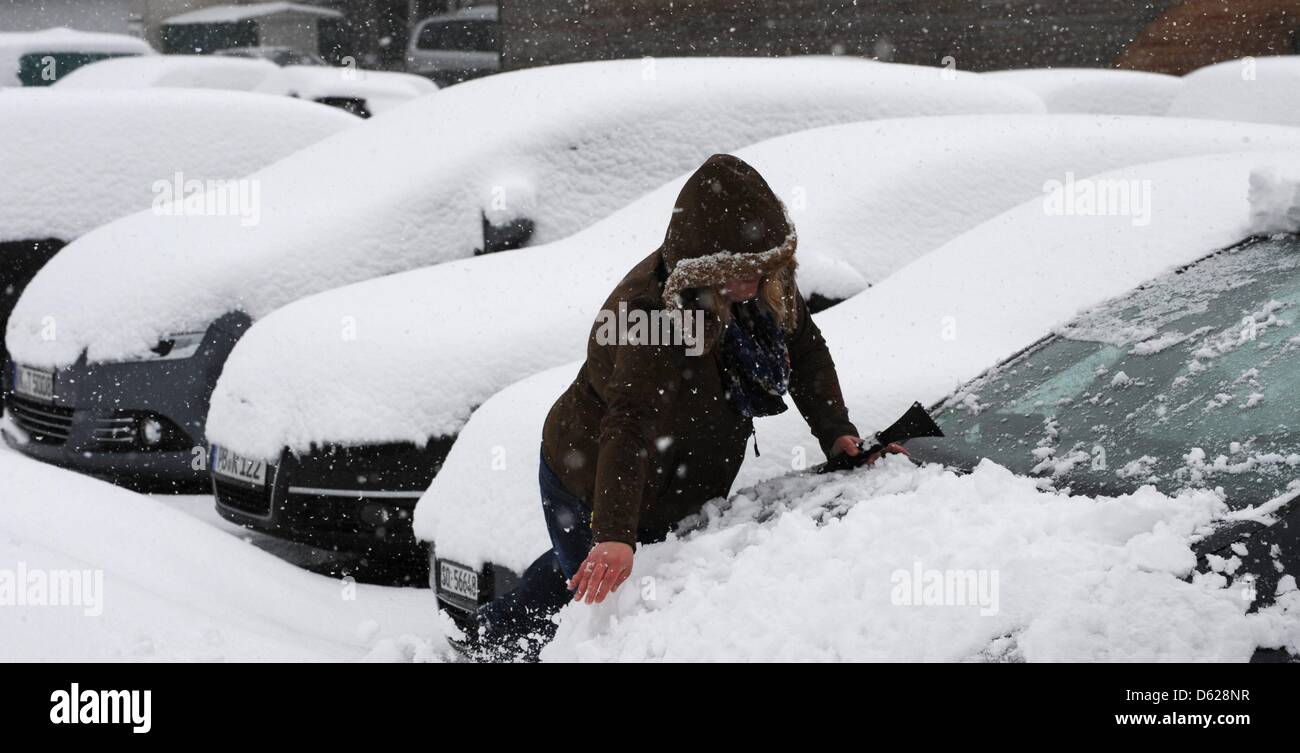 Stefanie Leicht removes snow from cars on Feldberg Mountain near ...