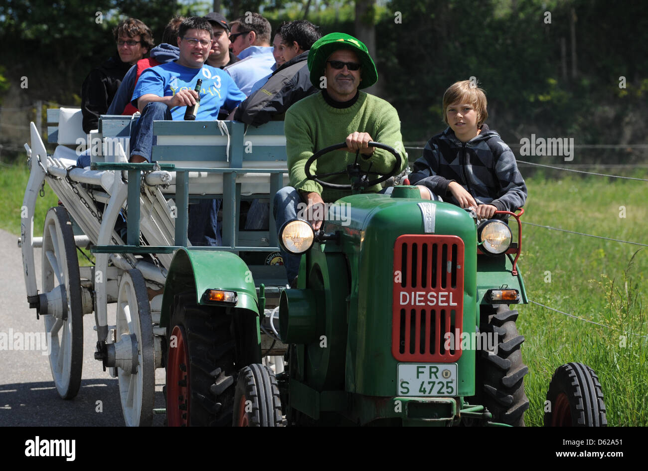 A group from Merdingen takes a tractor tour through a vineyard on ...