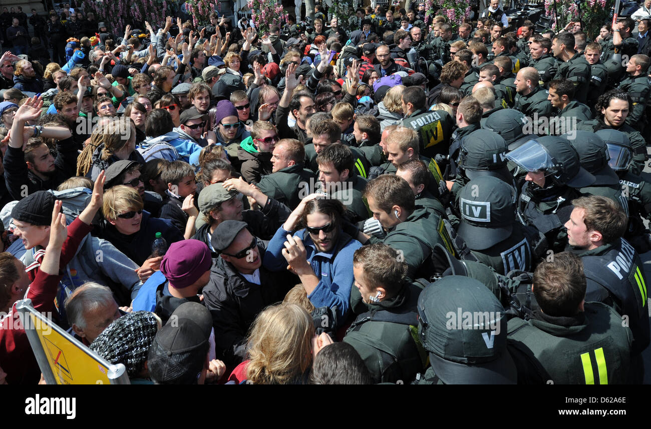 Police officers in riot gear push back protesters in front of the ...