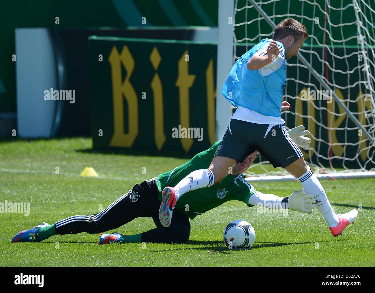 German national soccer players Mario Goetze (R) and goal keeper Marc ...