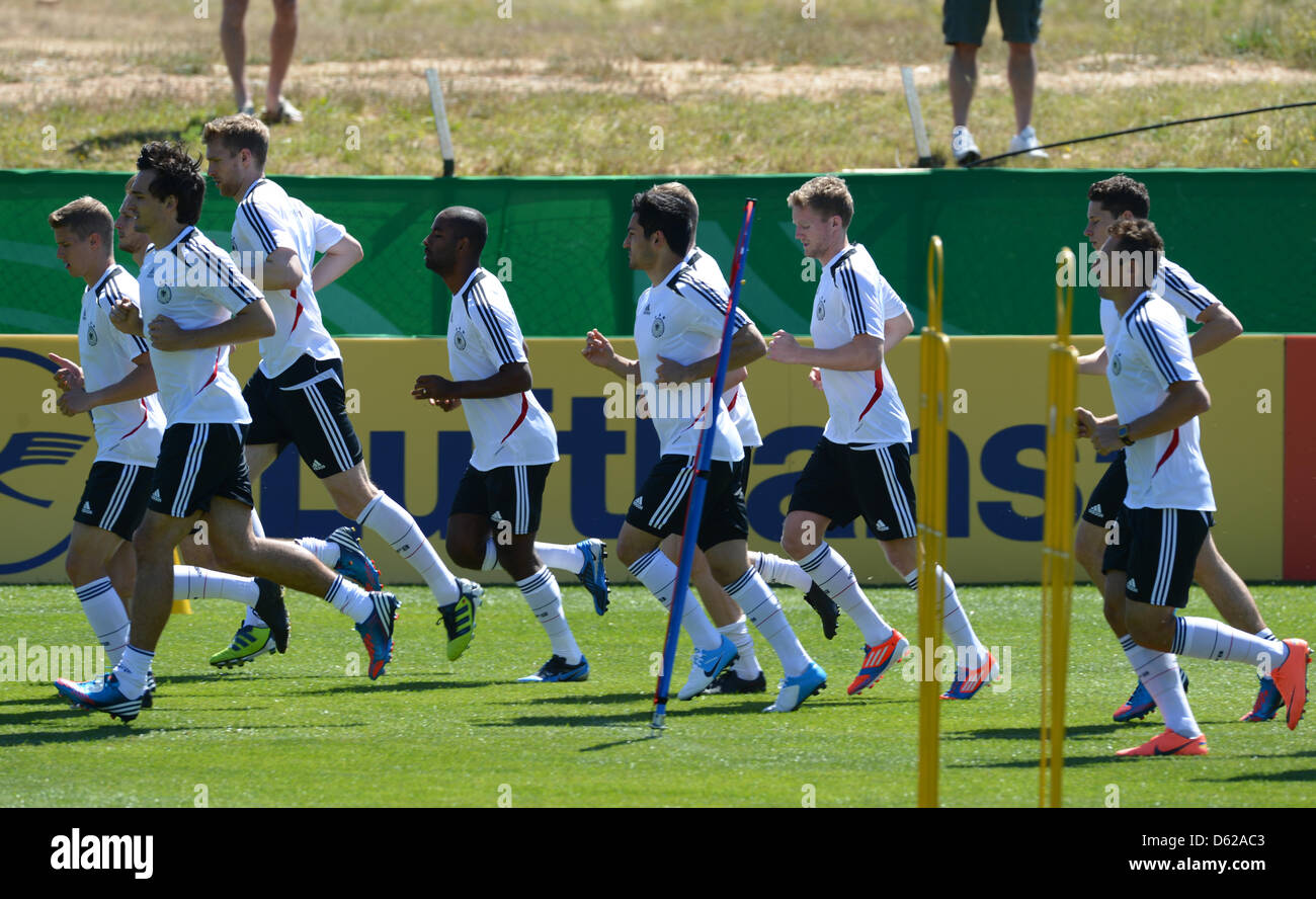 The German national soccer players warm up before a training session of ...