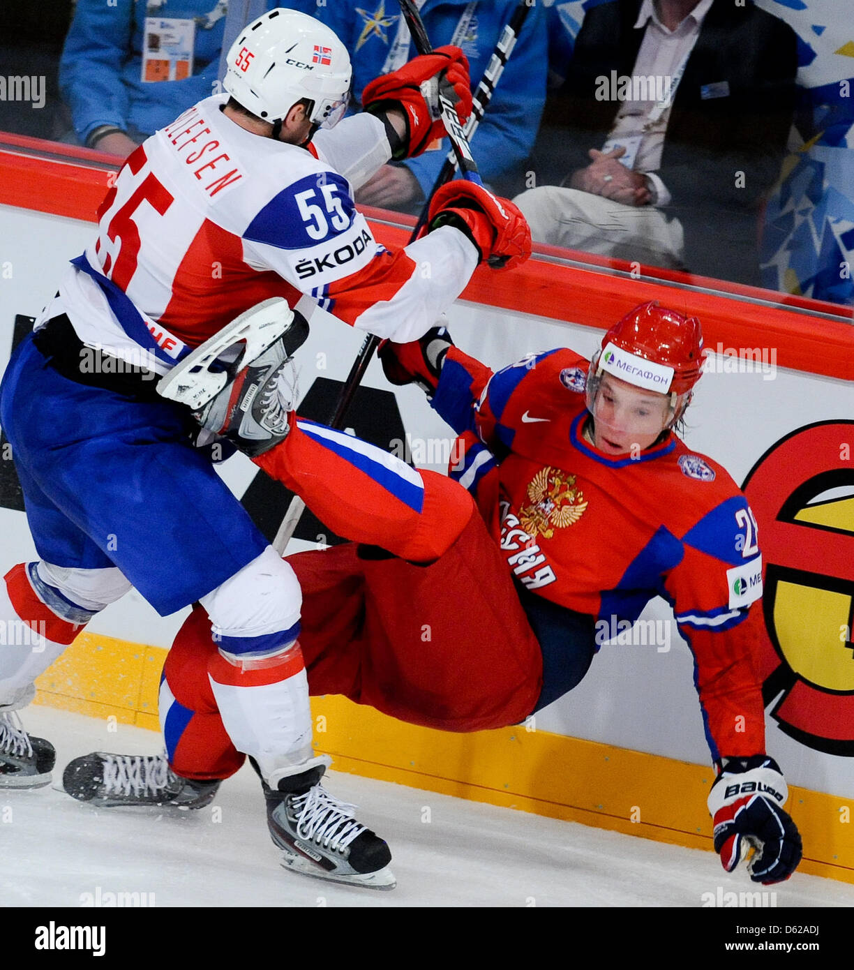 Russia's Alexander Popov (r) and Norway's Ole-Kristian Tollefsen vie ...