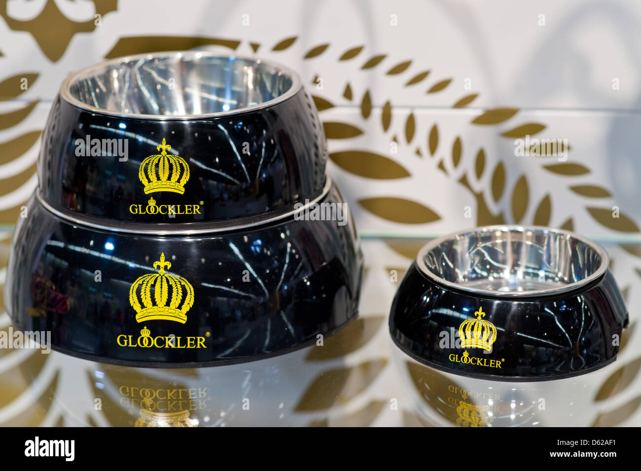 Dog bowls with a golden cronw from the 'Gloeoeckler Dog Couture by ...