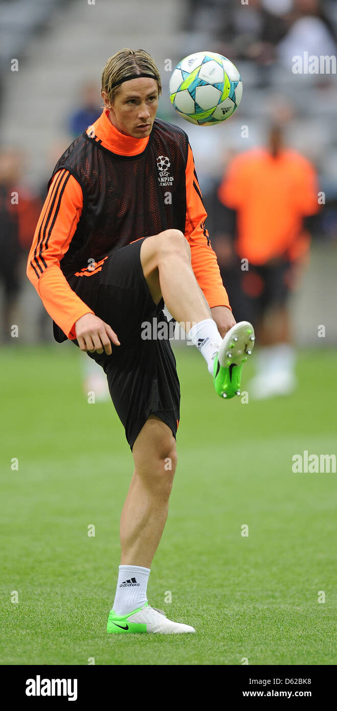 Fernando Torres Kicked In Face