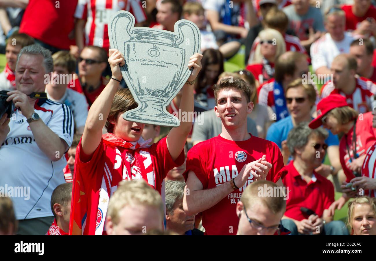 Bayern munich fans celebrate in the stands hi-res stock photography and ...