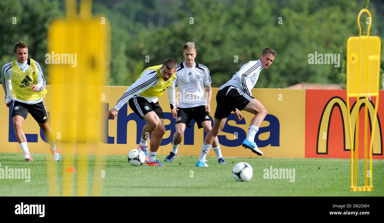 German national soccer players Mario Goetze (L-R), Lukas Podolski ...