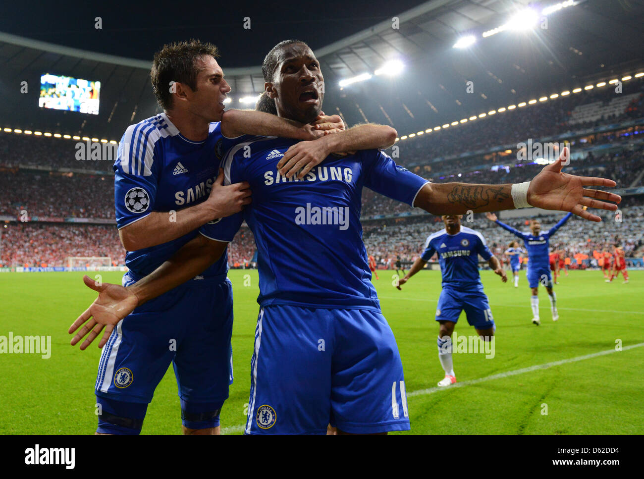 Chelsea's Didier Drogba celebrates with Frank Lampard (L) after scoring ...