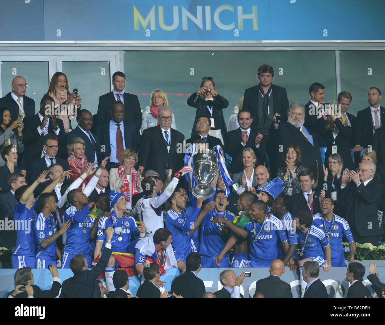 Chelsea bayern 2012 trophy hi-res stock photography and images - Alamy