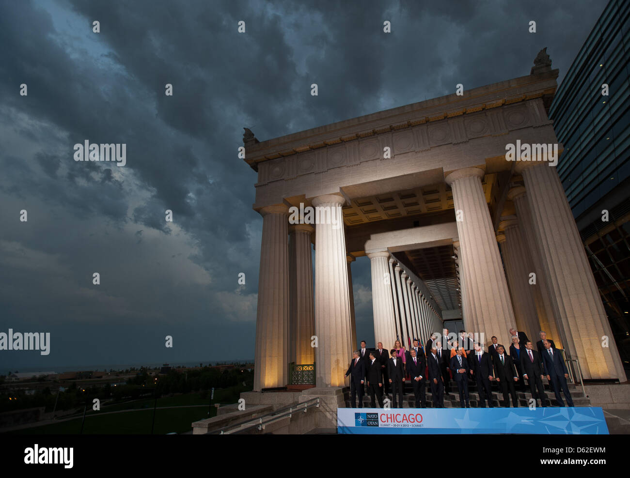 The heads of state of the 28 Nato states assemble for the family photo ...