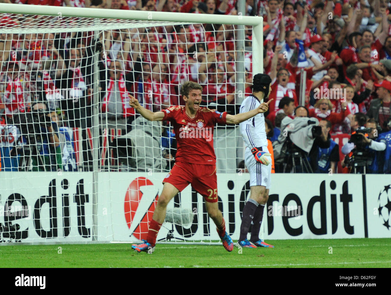 Munich's Thomas Mueller (L) celebrates next to Chelsea's goalkeeper ...