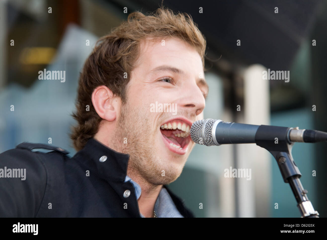 Singer busking hi-res stock photography and images - Alamy