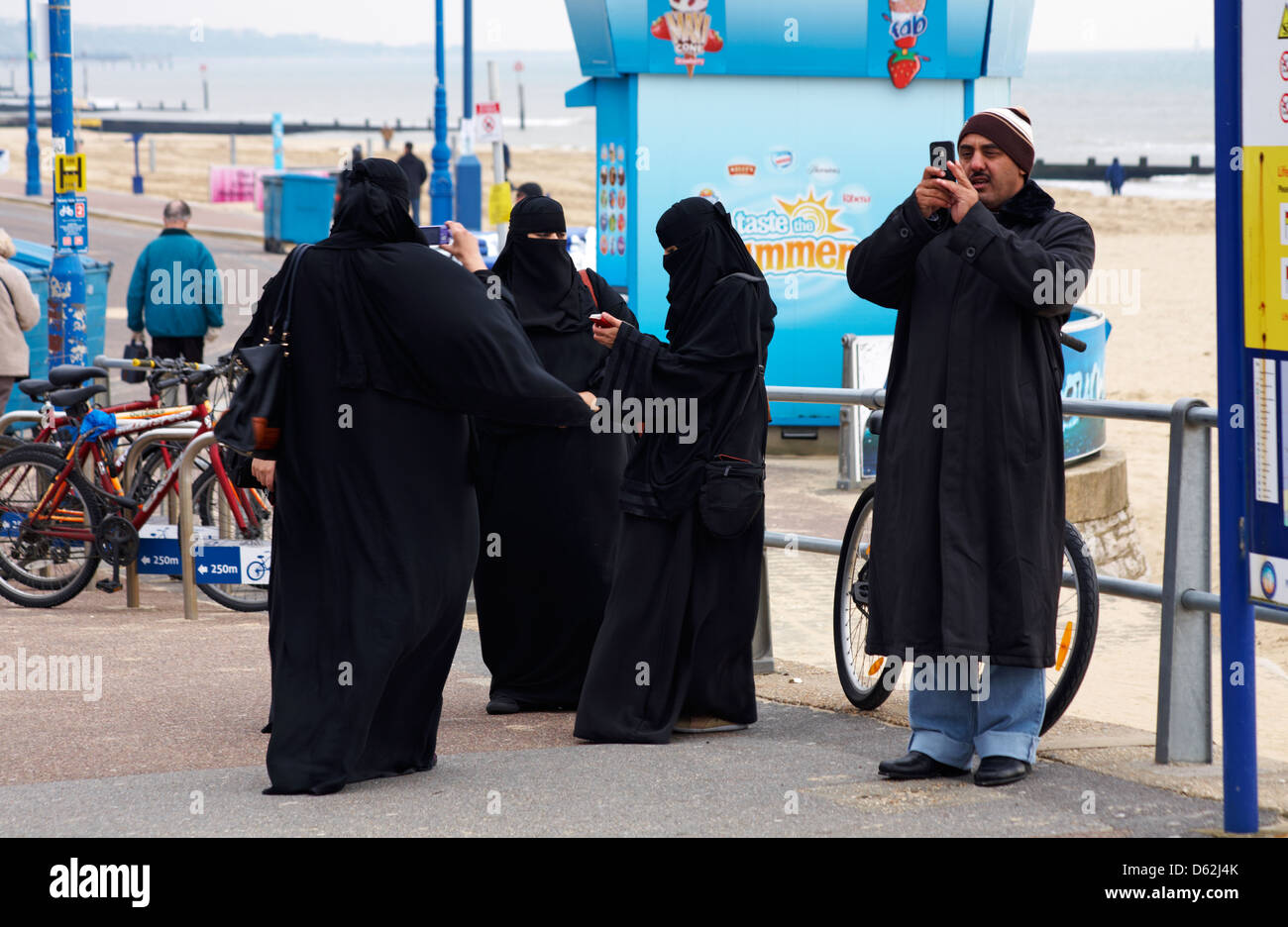 Women wearing burkas hi-res stock photography and images - Alamy