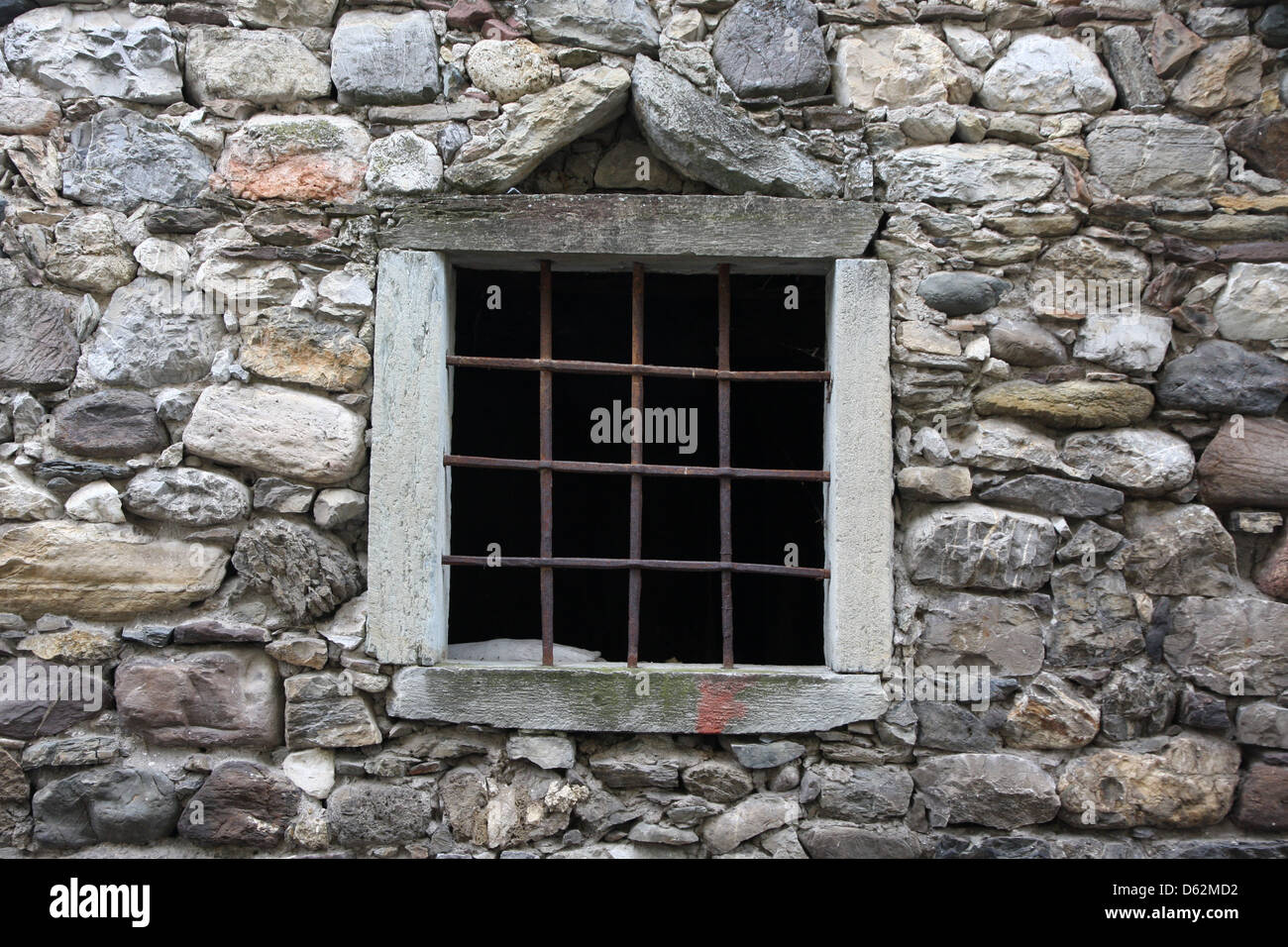 Metal grid window hi-res stock photography and images - Alamy