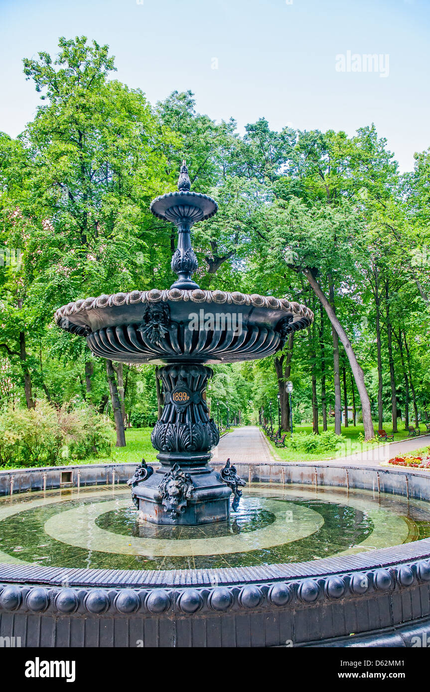 Water fountain garden classical hi-res stock photography and images - Alamy