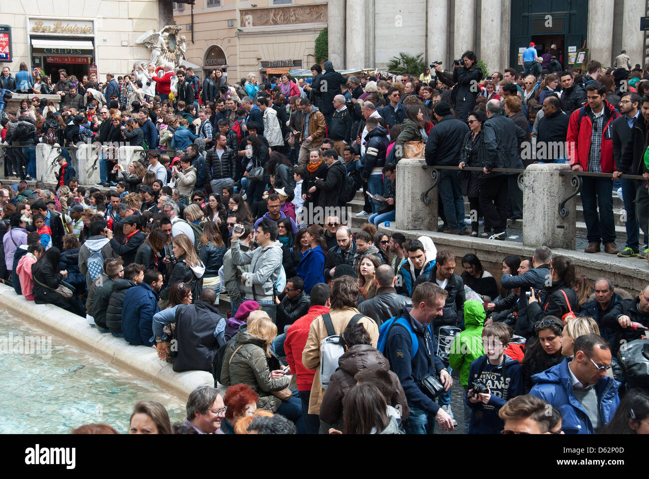 ROME, ITALY. Tourist crowds at the Trevi Fountain. 2013 Stock Photo - Alamy