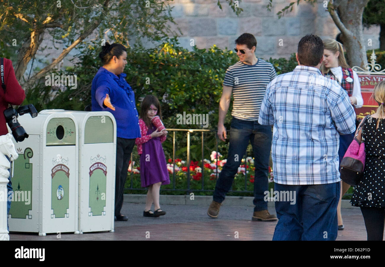 Tom Cruise En Suri In Disneyland Tom Cruise Rents Disney Land Castle