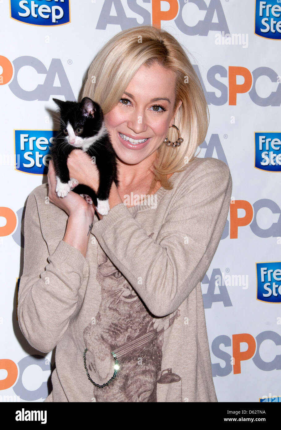 Kellie Pickler unveils the Fresh Step limited-edition cat sweater ...