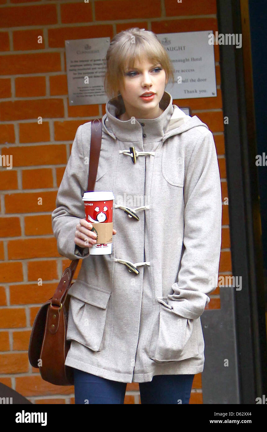 Taylor swift arriving at an office london hi-res stock photography and ...