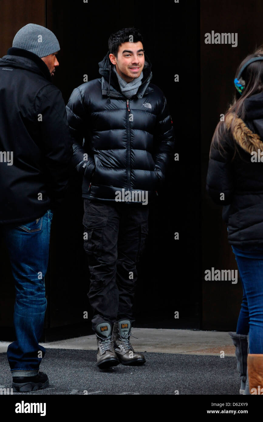 Joe Jonas posing with fans outside of his Manhattan Hotel New York City ...
