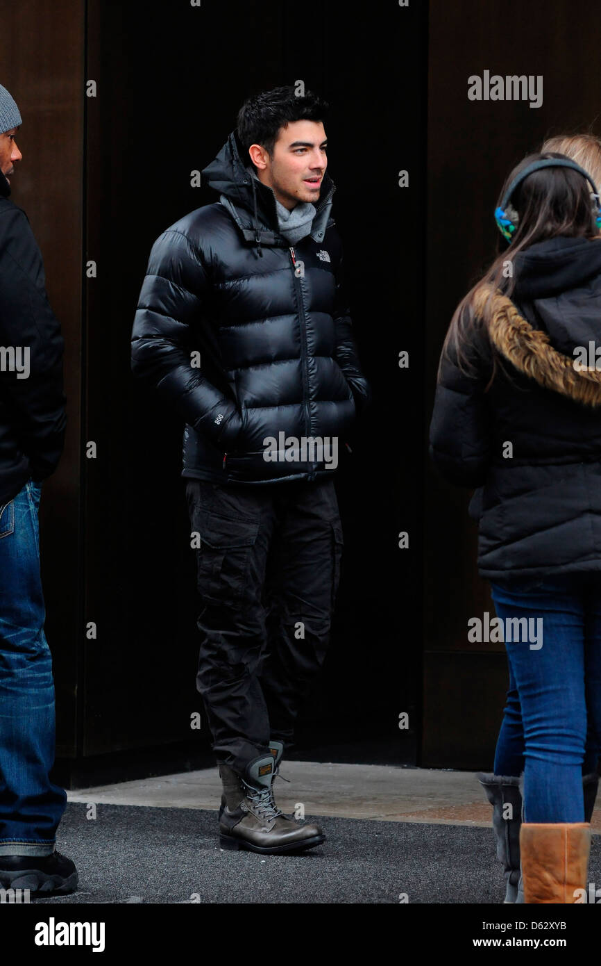 Joe Jonas posing with fans outside of his Manhattan Hotel New York City ...