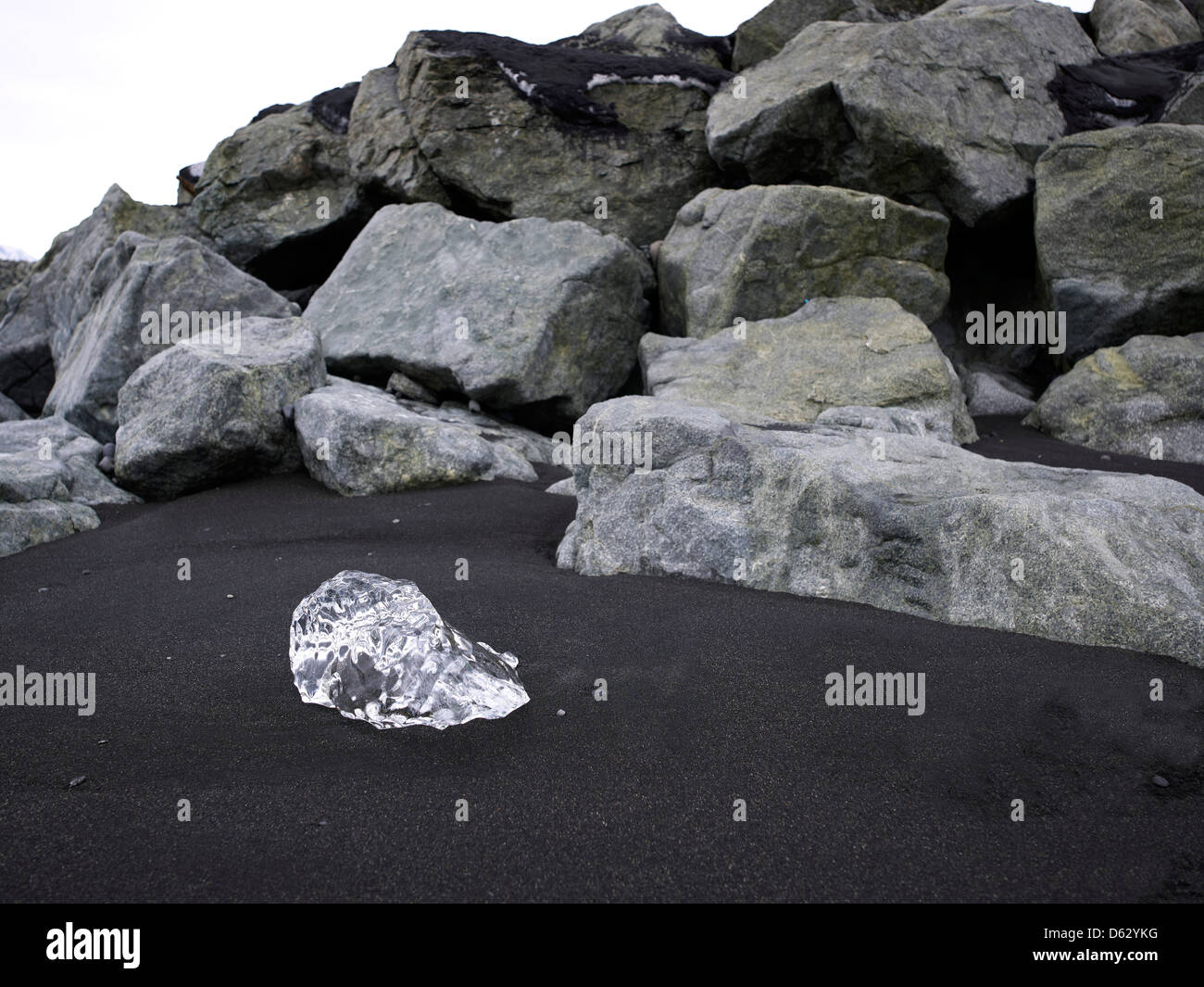 Icebergs on the black lava sand beach from Vatnajökull Glacier, North ...