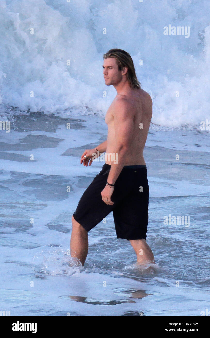 Chris Hemsworth Strand Shark Beach With Chris Hemsworth (TV Special