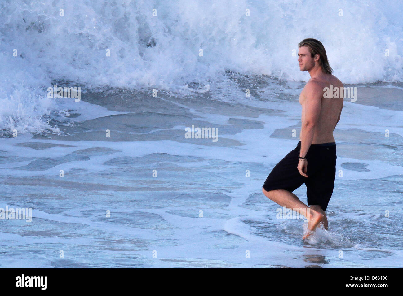 Chris Hemsworth enjoys the beach while on holiday with friends and ...