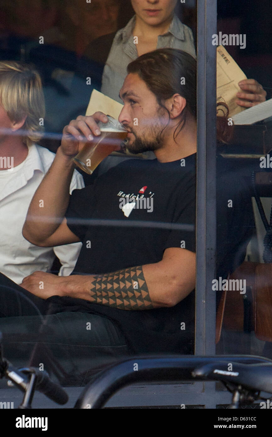 Jason Momoa enjoys a drink whilst having lunch with friends at a ...