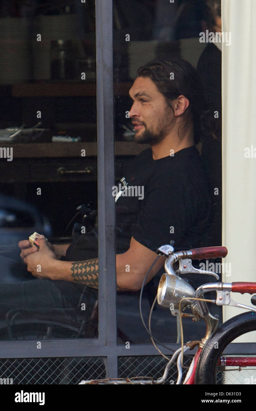 Jason Momoa enjoys lunch at a restaurant in Venice Los Angeles ...