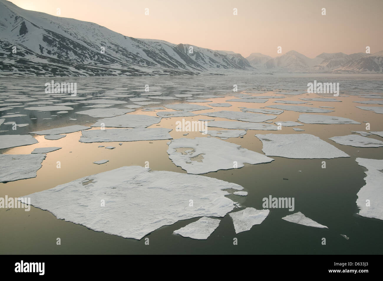 Beautiful evening in Billefjorden at Spitsbergen, Svalbard region ...