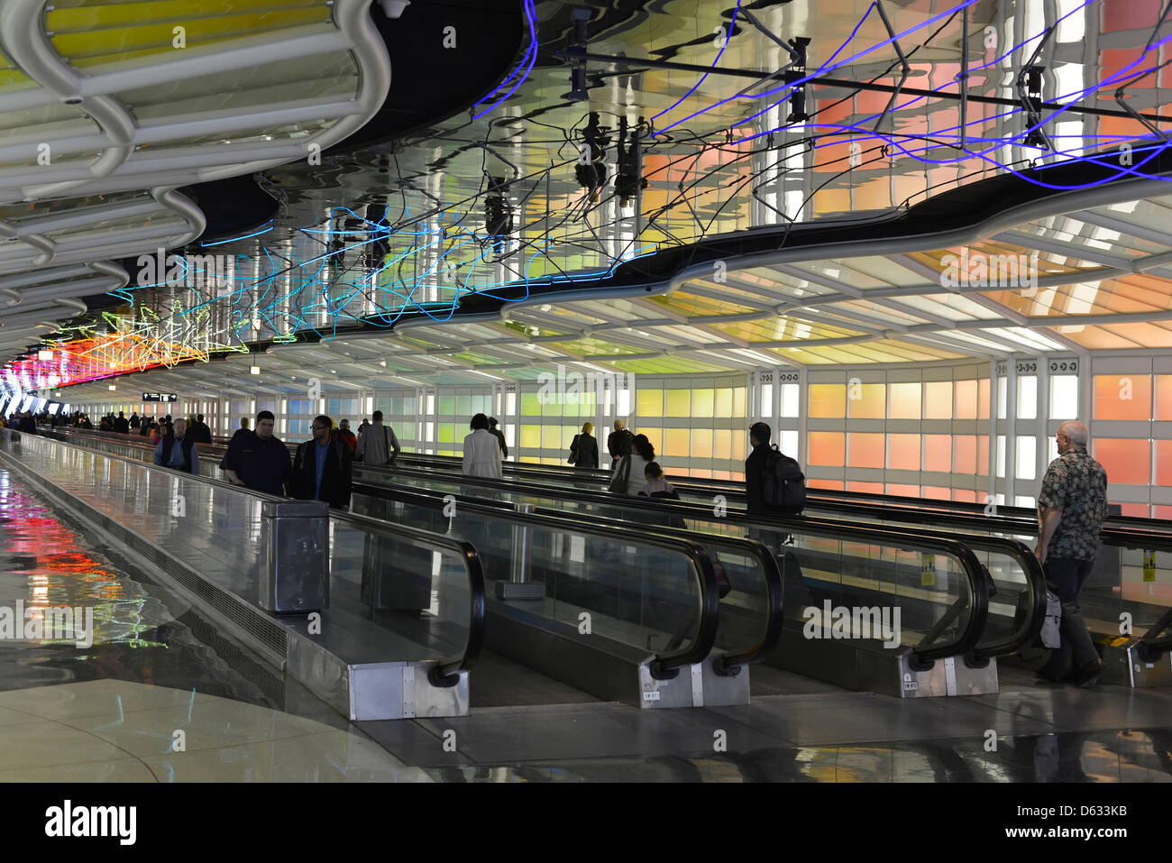 Travelers in the subterranean corridor in Chicago's O'Hare ...