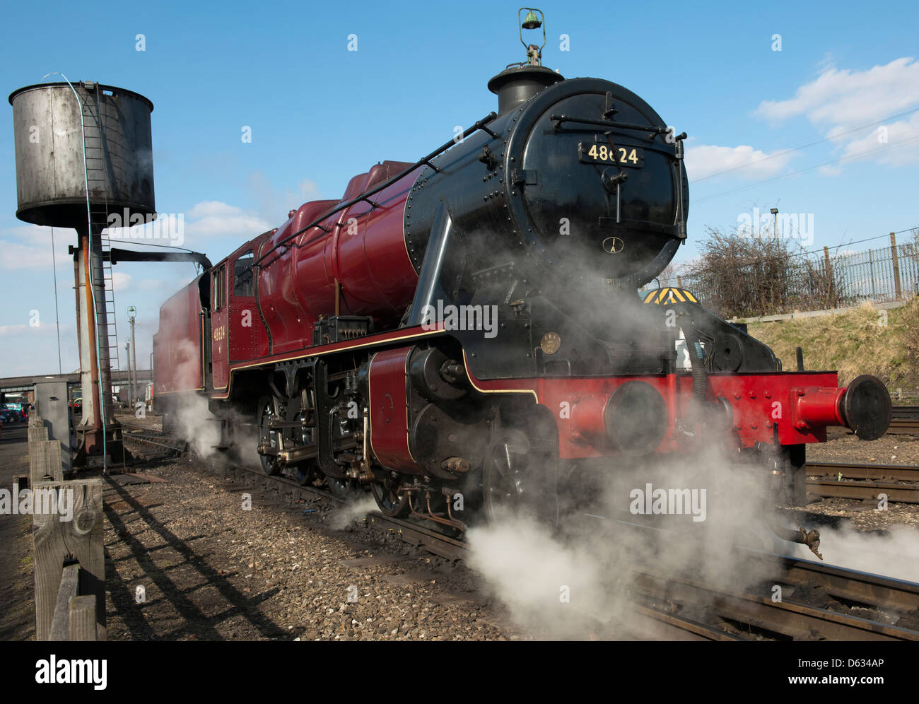 48624 LMS 8f Class 2-8-0 steam engine taking on water at Loughborough ...