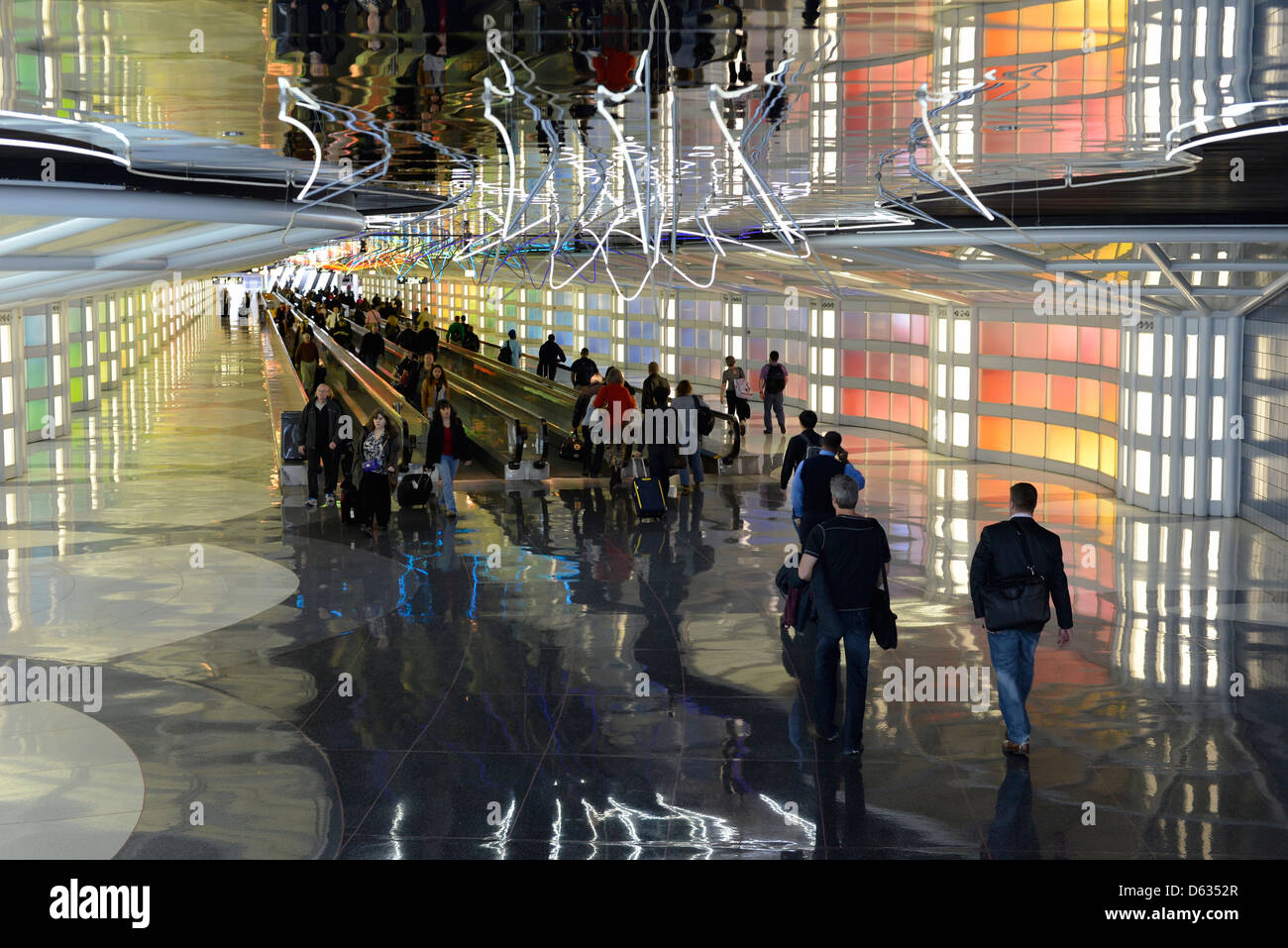 Travelers in the subterranean corridor in Chicago's O'Hare ...