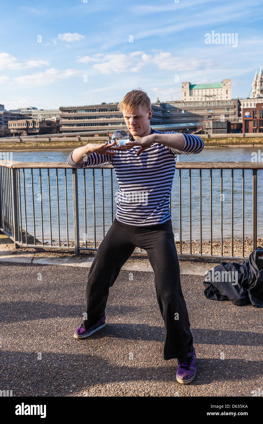 Street performer juggler hi-res stock photography and images - Alamy