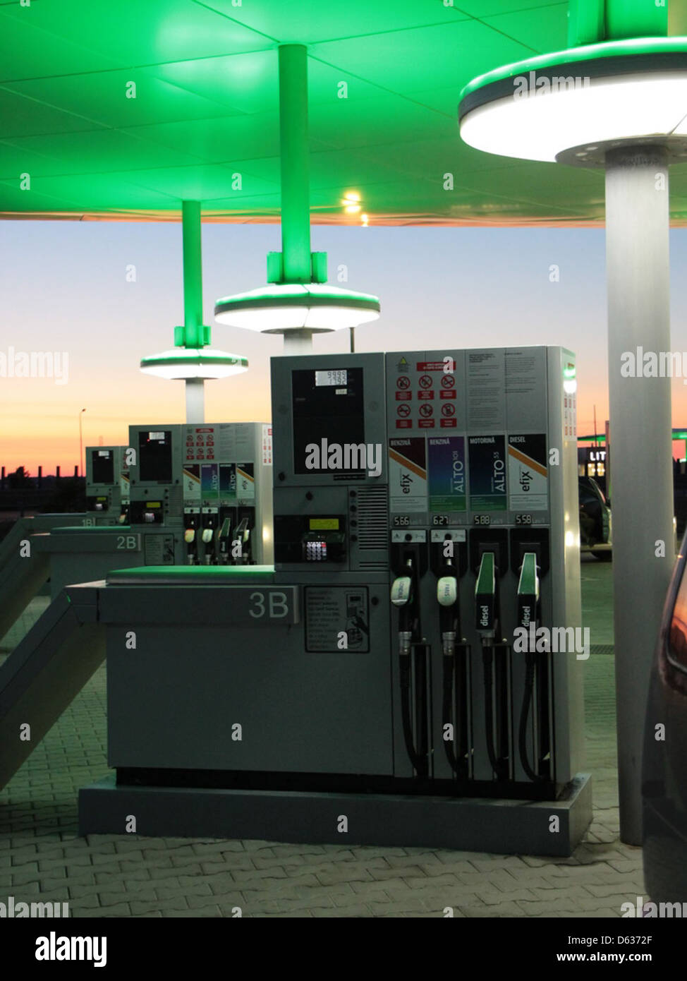 Gas station night hi-res stock photography and images - Alamy