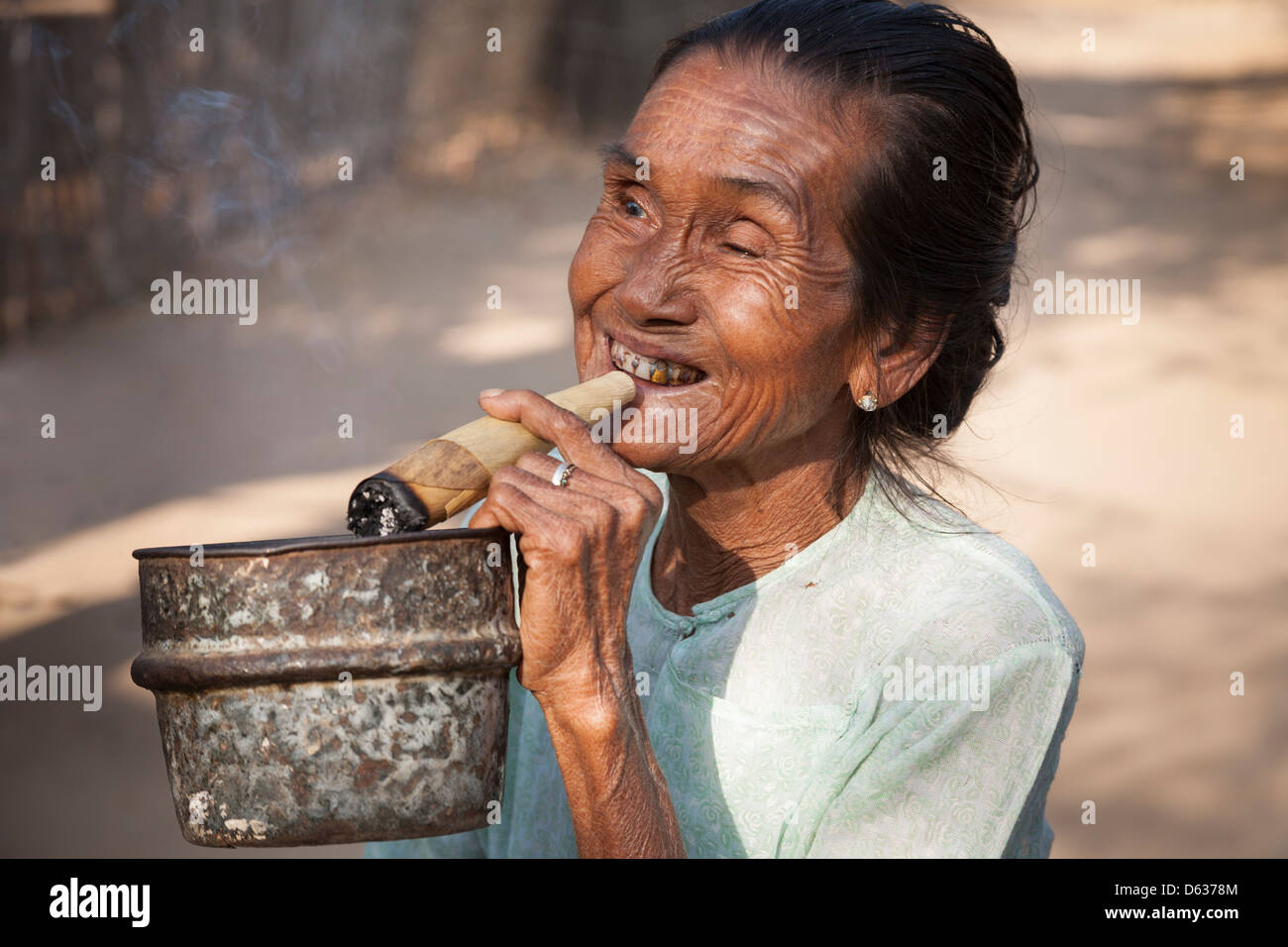 Old lady smoking cigarette hi-res stock photography and images - Alamy