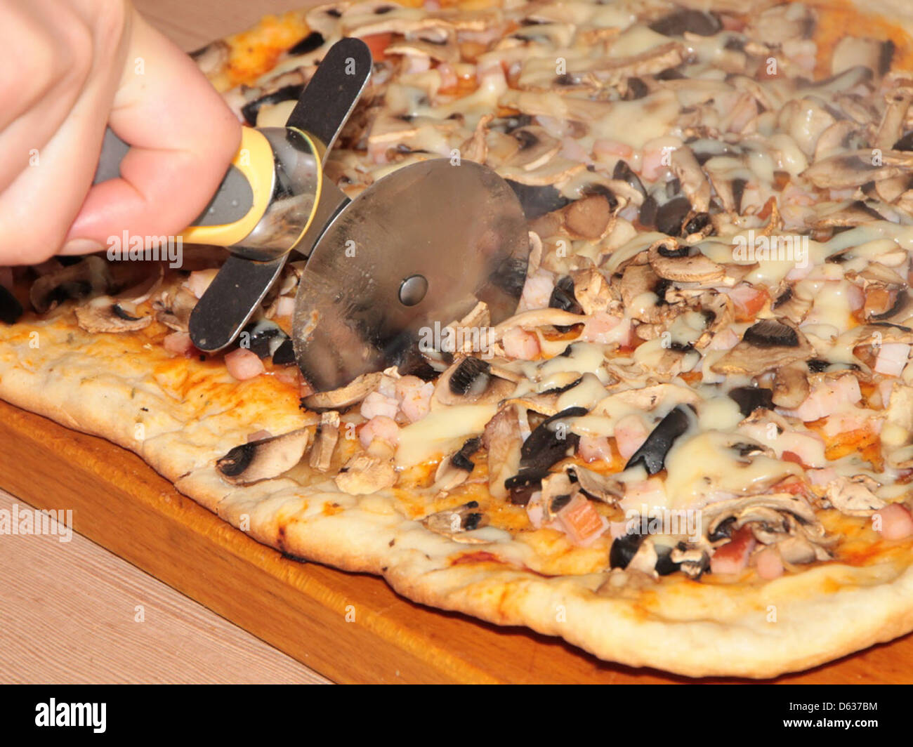 Cutting-Pizza Slicing 15159 Stock Photo - Alamy