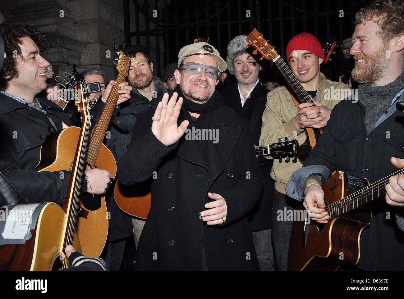 Bo and Glen Hansard joins buskers singing for charity at the entrance ...