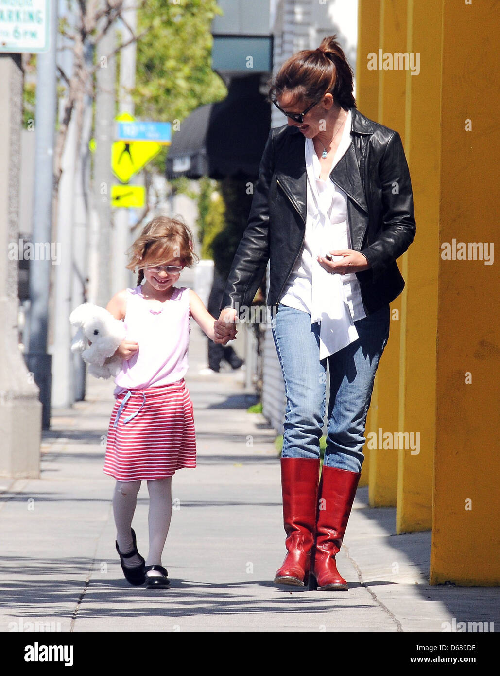 Jennifer Garner and her daughter Violet Affleck out and about in Santa ...