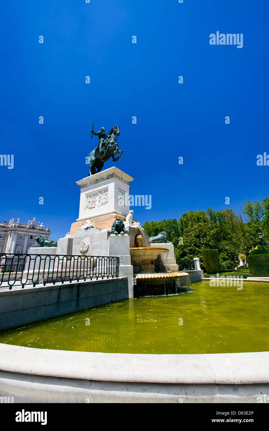 King statue hi-res stock photography and images - Alamy
