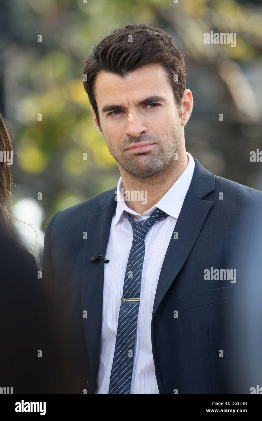 Steve Jones films an appearance on the entertainment news show 'Extra ...