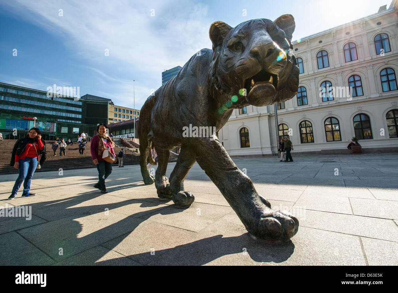 Bronze tiger hi-res stock photography and images - Alamy