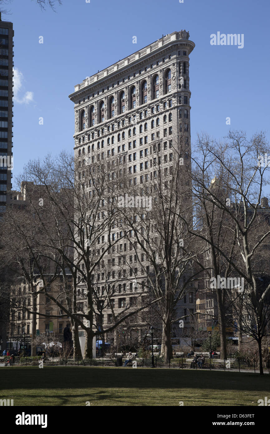 Looking at the famous Flatiron building through the trees at Madison ...