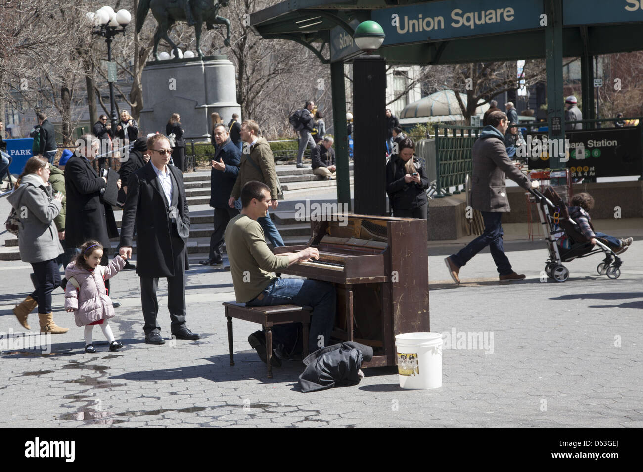 Man singing in the street hi-res stock photography and images - Alamy