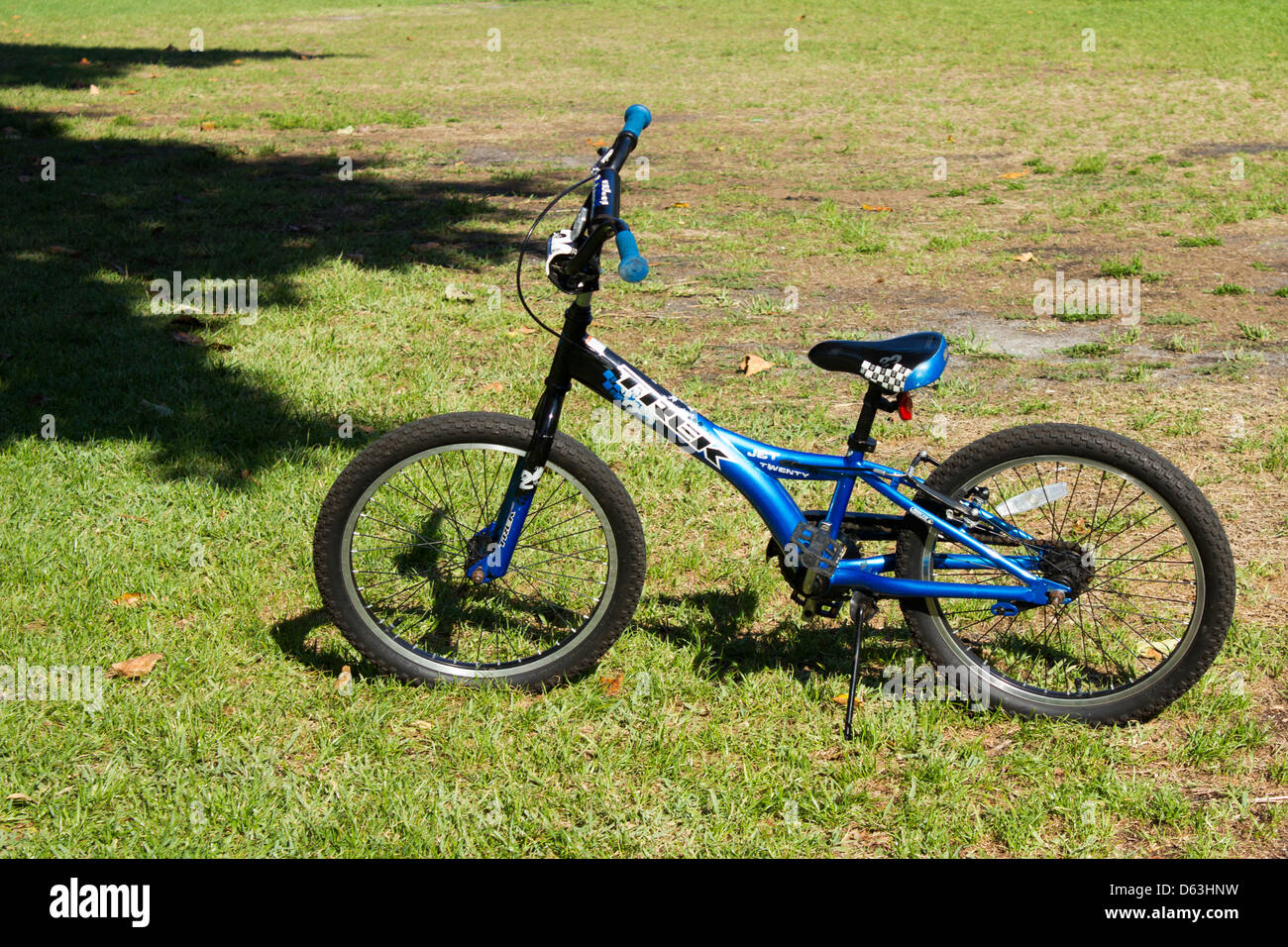 Blue bicycle hi-res stock photography and images - Alamy